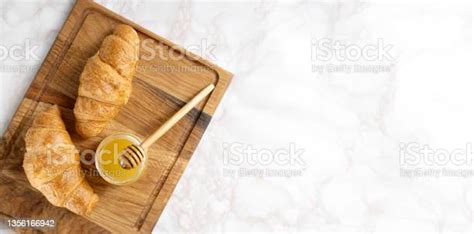 나무 판 대리석 테이블에 꿀로 가득 한 두 신선한 크루아상과 유리 항아리의 최고 전망 빈 공간 0명에 대한 스톡 사진 및 기타 이미지 Istock
