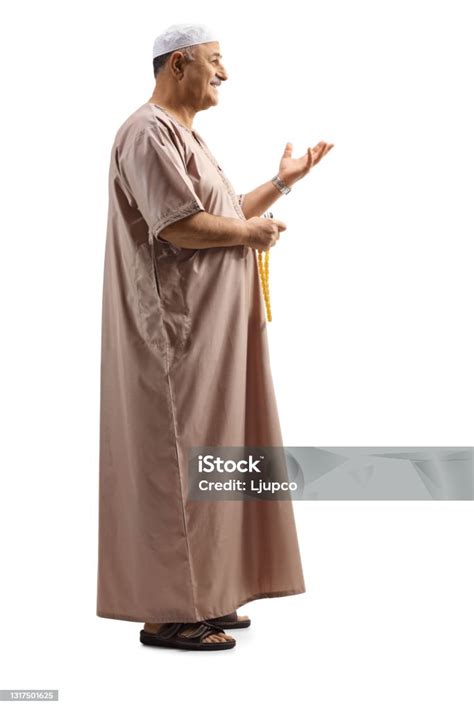 미스바하를 들고 손으로 몸짓을하는 무슬림 남자의 전체 길이 프로필 샷 말하기에 대한 스톡 사진 및 기타 이미지 말하기 성년 남자 옆모습 Istock