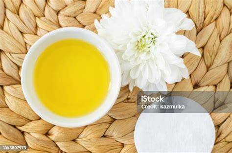 화장품 아로마 오일 면봉 및 흰색 국화 꽃이있는 흰색 그릇 천연 피부 관리 수제 스파 및 뷰티 트리트먼트 레시피 평면도 에센셜 오일에 대한 스톡 사진 및 기타 이미지