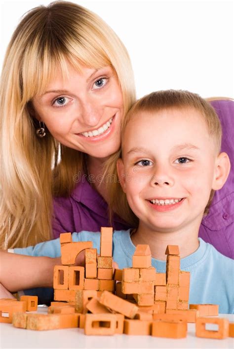 Sourire Heureux Et Fils De Maman Donnant Le Baiser Image Stock Image