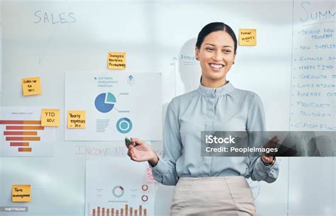 프레젠테이션 여성 리더 및 연사는 세미나 비즈니스 미팅 워크숍에서 화이트보드에 그래프 차트 및 데이터를 설명합니다 성장과 이익에