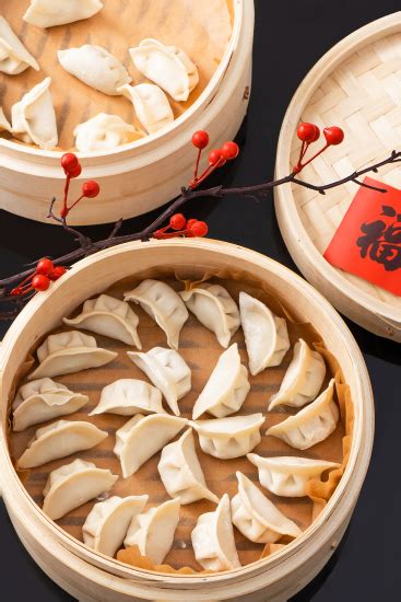 笼屉蒸饺儿俯拍图