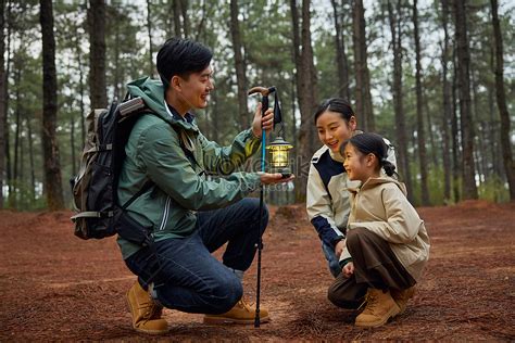 야외에서 하이킹을 하는 인 가족 사진 무료 다운로드 Lovepik