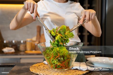 부엌에 서서 건강한 음식을 요리하는 행복한 젊은 아시아 여성 야채 샐러드를 요리하십시오 비건 다이어트 개념 건강한 생활방식에 대한 스톡 사진 및 기타 이미지 Istock