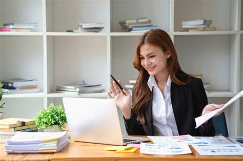 회계사 감사원 자영업자 재무 및 투자 세금 계산 및 예산 계산기를 사용하여 계산하는 아시아 여성 기업가의 초상화 회사 사업 결과