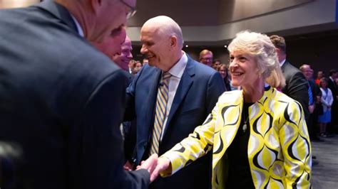 렌런드 장로가 ‘영적 영양실조를 퇴치하기 위한 4가지 ‘복음 영양분에 관해 이야기하다