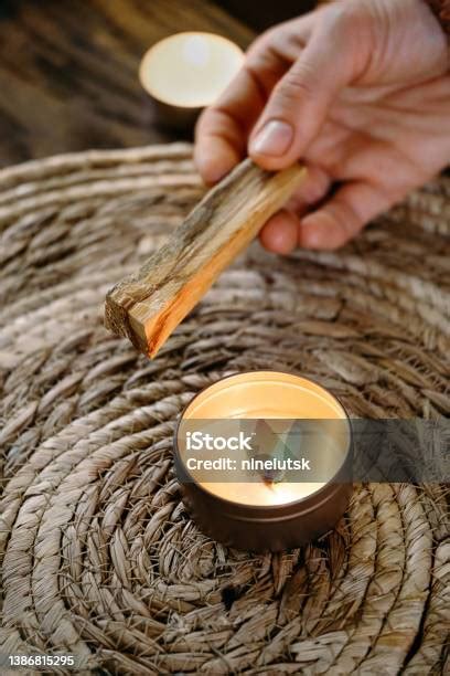 팔로 산토 나무 막대기를 태우는 여자 손 명상과 청산을 위한 연기 향에 대한 스톡 사진 및 기타 이미지 향 가지 식물 부위 균형 Istock