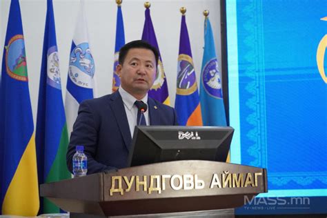 Дундговь аймгийн Засаг дарга Ц Мөнхбат нутгийн иргэдтэйгээ хамтран үерт өртсөн өрхүүдэд 100 хонь