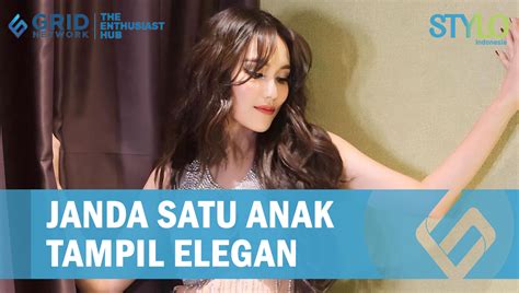 Video: Pangling! Ayu Ting Ting Pamer Dada Mulus Berbalut Tube Dress Chinese