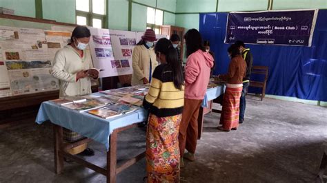 သတင်းဟိုပင်၌ ၇၅ နှစ်မြောက်စိန်ရတုပြည်ထောင်စုနေ့ကို ကြိုဆိုဂုဏ်ပြုသောအားဖြင့် စာအုပ်စာစောင်များ