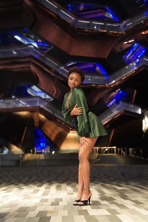 무료 이미지 여자 플래시 사진 장난 환대 대퇴골 공연 예술 패션 디자인 아름다움 행사 인간의 다리 강청색 샌들 패션 모델 어둠 밤 패션쇼