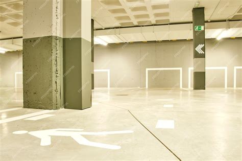 Amplio Estacionamiento Seguro Y Moderno Con Espacios Designados Con