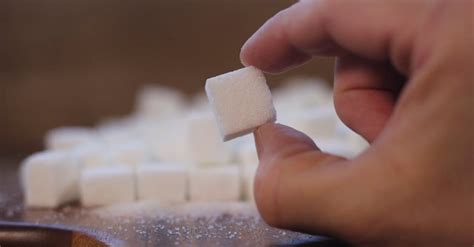 가공 된 각설탕 감미료 과립 날 것 다이어트 단 음식 달콤한 디테일 매크로 베이킹 설탕 세련된 손 손가락 스낵 영양 요리 음식 음식 재료