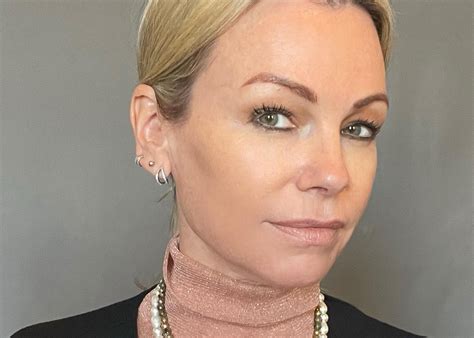 Caroline N Ron Adopte Le Look De La Saison Dans Un Superbe Haut Transparent