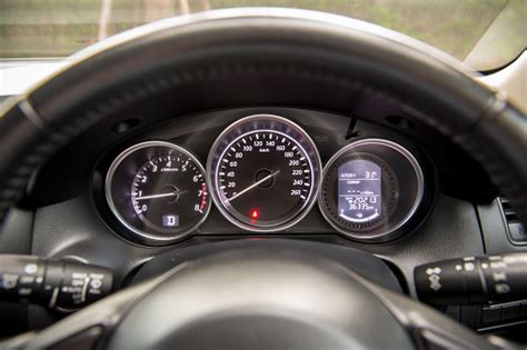 자동차 속도계 패널입니다 차량의 속도계 빛 조명으로 자동차 속도 대시 보드의 이미지를 닫습니다 주행 기록계에 대한 스톡 사진 및 기타 이미지 Istock