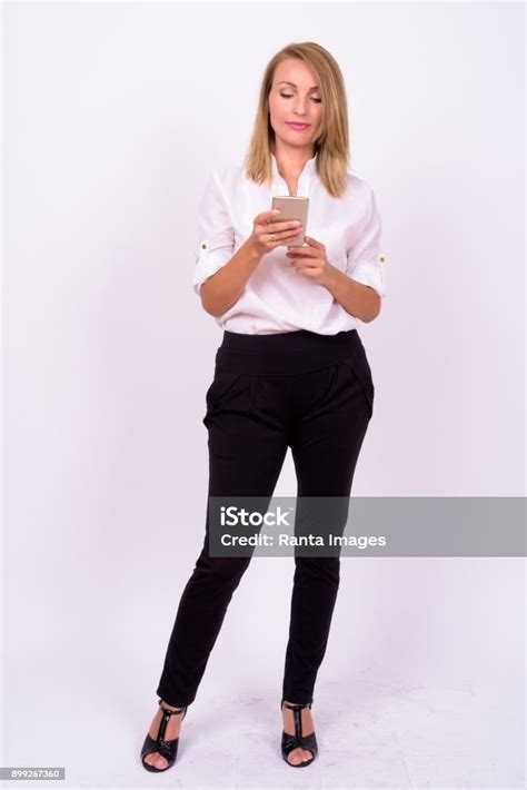 흰색 배경에 대해 서와 휴대 전화를 사용 하 여 아름 다운 실업의 전체 길이 총 30 39세에 대한 스톡 사진 및 기타 이미지 30 39세 금발 머리 기업 재무와