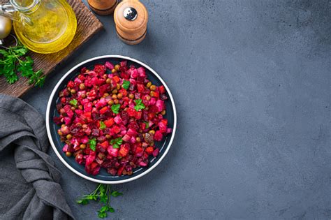 어두운 배경에 비트 뿌리 야채 절인 오이와 완두콩을 곁들인 샐러드 Vinaigrette 비트 뿌리에 대한 스톡 사진 및 기타 이미지 Istock