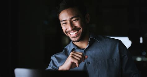 사업가 어두운 사무실에서 온라인 솔루션 계획 및 프로그래밍을 위해 밤에 행복하고 컴퓨터 사이버 보안 뉴스 독서 및 웹 사이트의 정보 기술에 대한 노트북에 행복 한 아시아