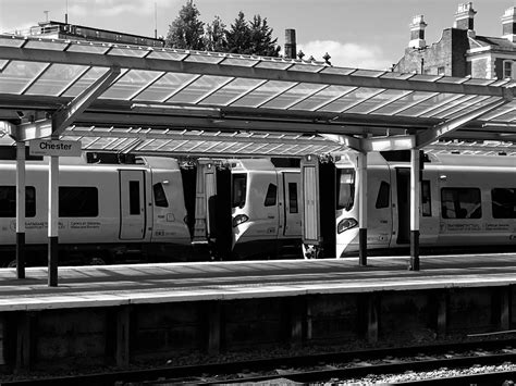 On The Rails Caer In Mono…