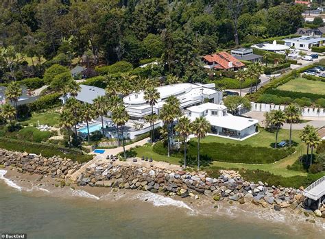 Kevin Costners Wife Christine Baumgartner Moves Out Of 145m Santa