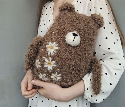 Мишка из страны чудес 🐻 в 2025 г Проекты по вязанию крючком Розовые поделки Вязание спицами