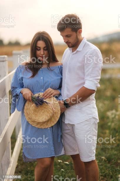 임신한 여자와 남자는 서로 포옹 하 고 그들의 사랑을 보여 커플 기다리는 용 아기 소녀 가방에 대한 스톡 사진 및 기타 이미지 가방 가족 꽃 식물 Istock