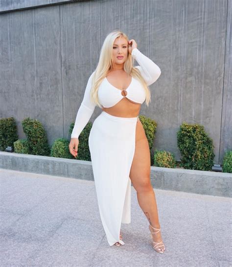 Taya Christian 👩🏼‍🔬 En Instagram “hearing Your Heels Click On The