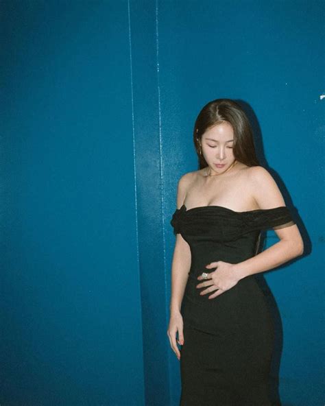 소유 타이트한 오프숄더 블랙드레스 화난 몸매