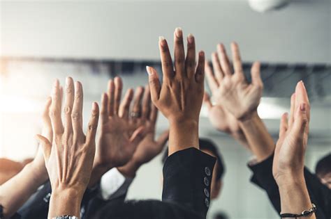 많은 행복 한 비즈니스 사람들이 기쁨과 성공과 함께 손을 올립니다 회사 직원은 성공적인 작업 프로젝트를 마친 후 축 하 합니다 기업 파트너십 및 성취 개념 다양성에 대한