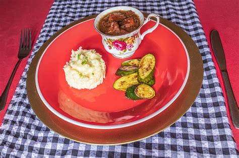 소꼬리 스튜 아기 골수를 곁들인 으깬 감자를 빨간색과 파란색 원형 접시에 담아 서빙합니다 0명에 대한 스톡 사진 및 기타 이미지 Istock