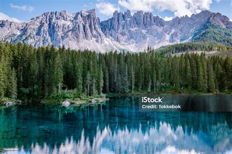 돌로미티 이탈리아의 블루 호수 카레자 호수 라고 디 카레자 카르레세산 라테마르 볼차노 주 남부 티롤 이탈리아 카레자 호수 또는 카레르제와 돌로미티의 풍경 노바 레반테 볼차노