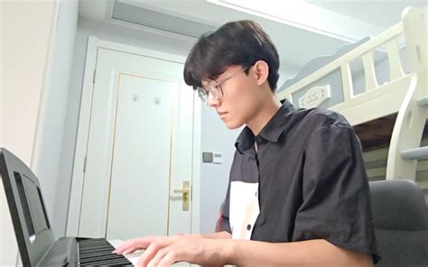 练琴壁纸 千图网