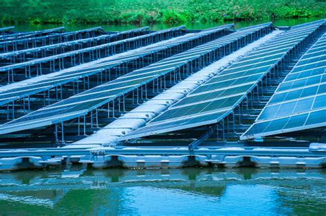 햇빛 선택적 초점 소프트 포커스로부터 전기를 생성하기 위해 호수의 물 위에 떠 있는 태양 전지판의 측면도 0명에 대한 스톡 사진 및 기타 이미지 Istock