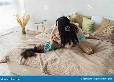 Mutter Kitzelt Asiatische Tochter Auf Bett Stockbild Bild Von Mamma Schlafzimmer