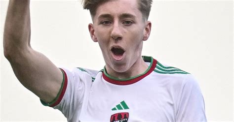 Endërra E Mbetur Në Mes Vetëm 16 Vjeç Tërheqja E Detyruar E Të Riut Nga Futbolli Sport