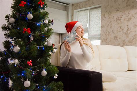 흰색 스웨터와 산타 모자에 소녀 도착 A 서브 용 크리스마스와 느낌 기쁨 25 29세에 대한 스톡 사진 및 기타 이미지 25 29세 검사 보기 경영자 Istock