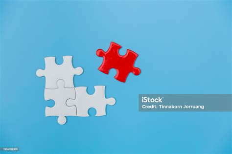 파란색 배경에 흰색과 빨간색 직소 퍼즐 텍스트 상단 보기 클로즈업공간을 복사합니다 0명에 대한 스톡 사진 및 기타 이미지 0명 개념 개체 그룹 Istock