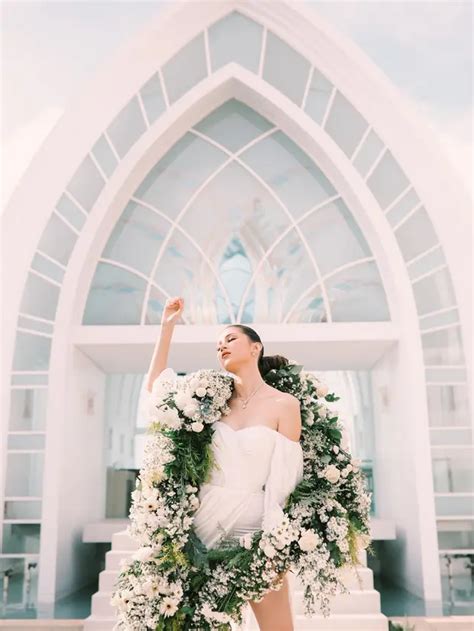 7 Pemotretan Celia Thomas Dengan Dress Bernuansa Putih Ini Tampil Stunning Hot