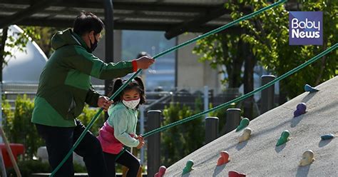 아빠와 함께 타는 클라이밍 놀이기구
