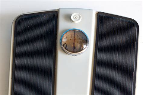 아날로그 기계식 오래 된 복고풍 화장실 바닥에 무게 규모는 회색 타일 닫습니다 체중 조절 0명에 대한 스톡 사진 및 기타 이미지 0명 가냘픈 가정 생활 Istock