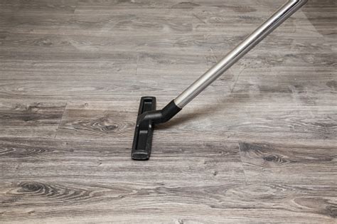 전문적으로 진공 청소기 노즐 방에 수리 후 먼지에서 나무 바닥을 발표 이른 봄에 정기적으로 정리입니다 상업적인 청소 회사 개념입니다 가사 집안일에 대한 스톡 사진 및 기타