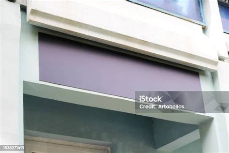 상점 앞의 명확한 간판 배너 비즈니스 로고 및 브랜딩을 위한 모형 템플릿 빈 검은 식당 또는 상점 간판 복사 공간 모형입니다 0명에 대한 스톡 사진 및 기타 이미지 Istock