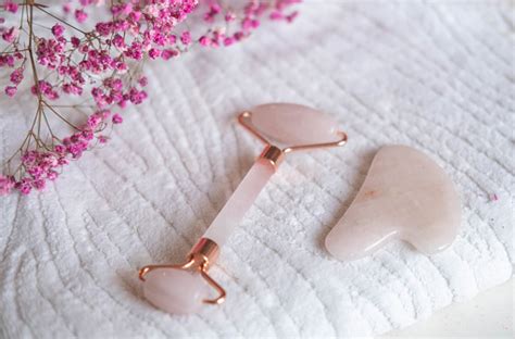 수건으로 화장품 페이셜 마사지용 비취 페이셜 롤러 대리석 배경의 평평한 표면입니다 건강과 아름다움 0명에 대한 스톡 사진 및 기타 이미지 Istock