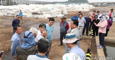 항의하는 마을 주민들