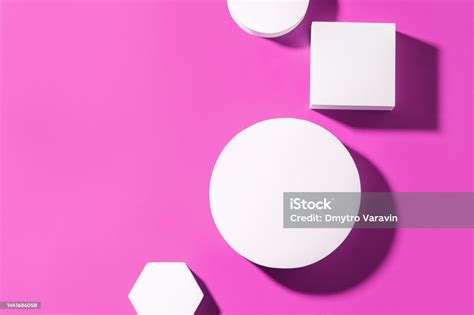모형 플랫은 분홍색 배경에 기하학적 모양의 연단을 놓습니다 제품 프레젠테이션을 위한 상단 보기가 비어 있습니다 0명에 대한 스톡 사진 및 기타 이미지 Istock
