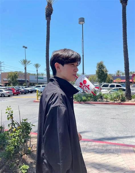 张智霖儿子晒美国生活引热议，父母在中国捞金，孩子负责在外潇洒 知乎