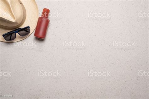 여름 해변 휴가 컨셉으로 자유로운 텍스트 공간을 즐길 수 있다 평면도 남자 밀짚모자 선글라스 고운 모래 배경에 선탠 오일이 있는 평평한 레이아웃 0명에 대한 스톡 사진 및
