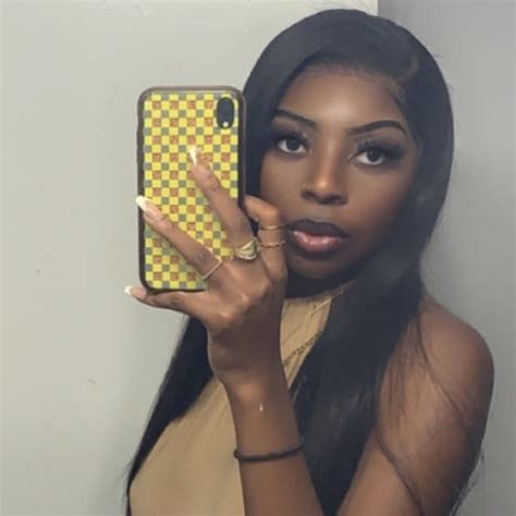 Pyt Moee Threads Say More