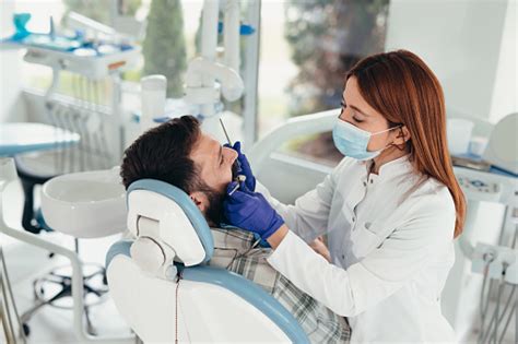 현대 치과 진료실에서 환자의 치아를 검사하는 치과 의사 2 3 살에 대한 스톡 사진 및 기타 이미지 2 3 살 20 29세 2명 Istock