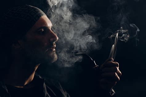 남자는 어두운 배경에 파이프를 흡연 프로필 세로 다시 연기구름 검은색에 대한 스톡 사진 및 기타 이미지 검은색 검정색 배경